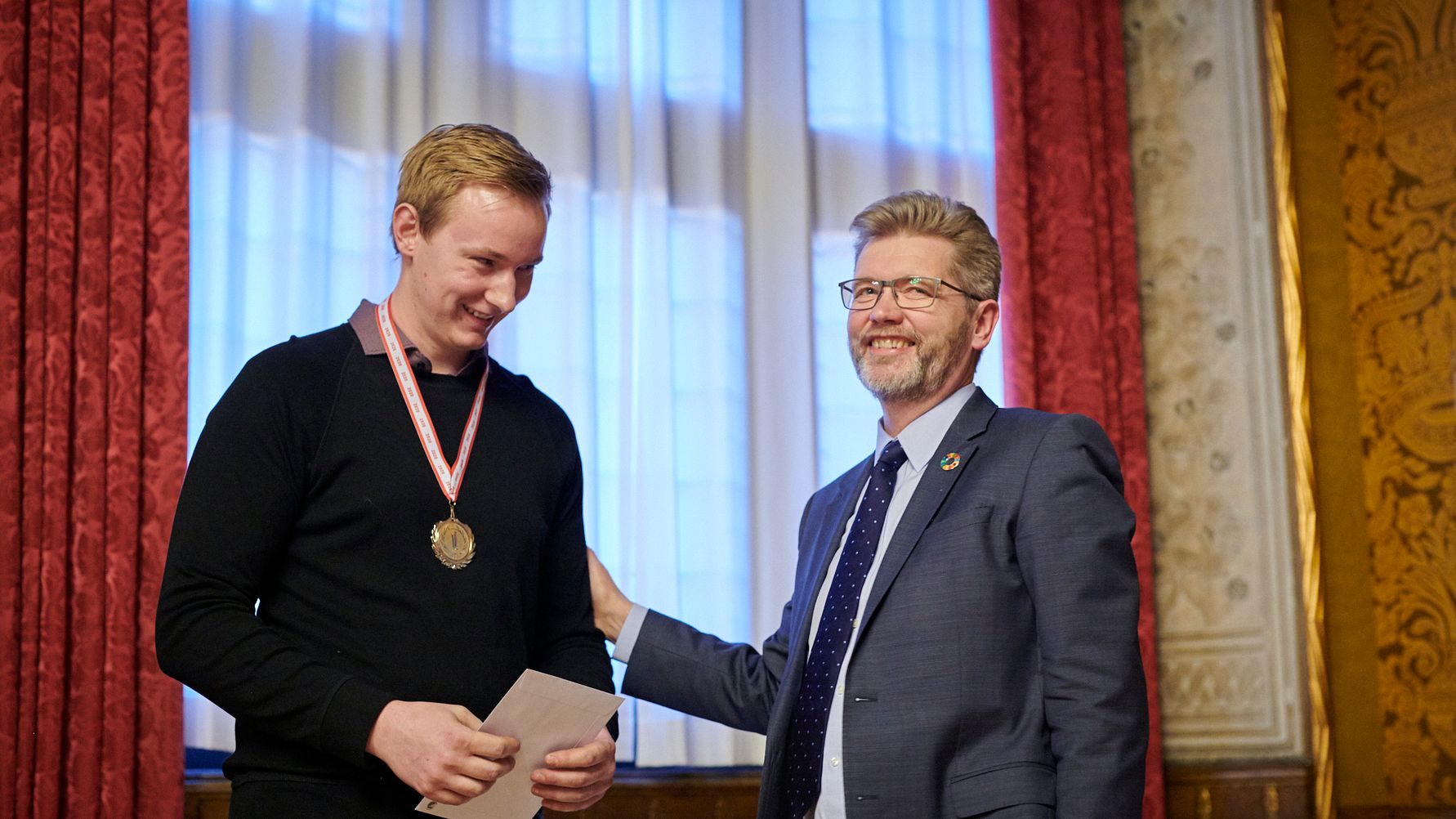 Lastvognsmekaniker Mathias Erforth Hinrichsen og overborgmester Frank ... Lastvognsmekaniker Mathias Erforth Hinrichsen og overborgmester Frank ...